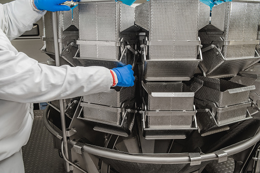 Foto de Máquina De Embalagem De Pesagem Multicabeça Vertical Em Uma ... Foto de Máquina De Embalagem De Pesagem Multicabeça Vertical Em Uma ...
