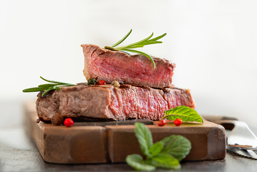 Steak Fillet Daging Sapi Panggang Dengan Bumbu Dan Rempahrempah Di Atas