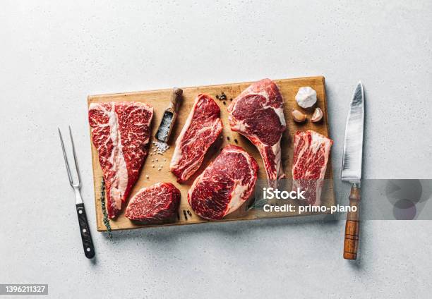 Steak Daging Utama Angus Yang Diletakkan Di Atas Talenan Kayu Foto Stok