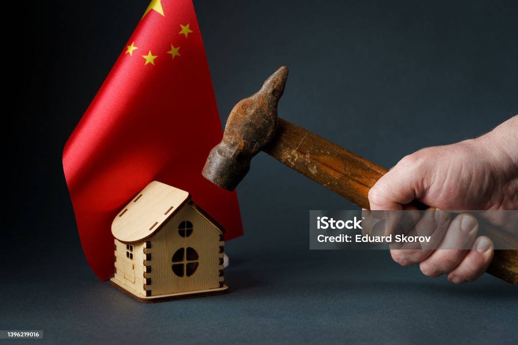 Kuvapankin valokuva otsikolla Vasara Nostetaan Talon Yläpuolelle Kiinan ... Kuvapankin valokuva otsikolla Vasara Nostetaan Talon Yläpuolelle Kiinan ...