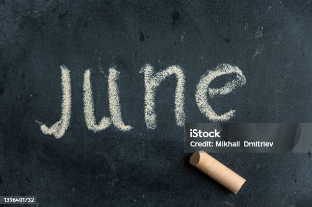 Juni Nama Bulan Musim Panas Pertama Ditulis Dengan Kapur Kuning Di ... Juni Nama Bulan Musim Panas Pertama Ditulis Dengan Kapur Kuning Di ...