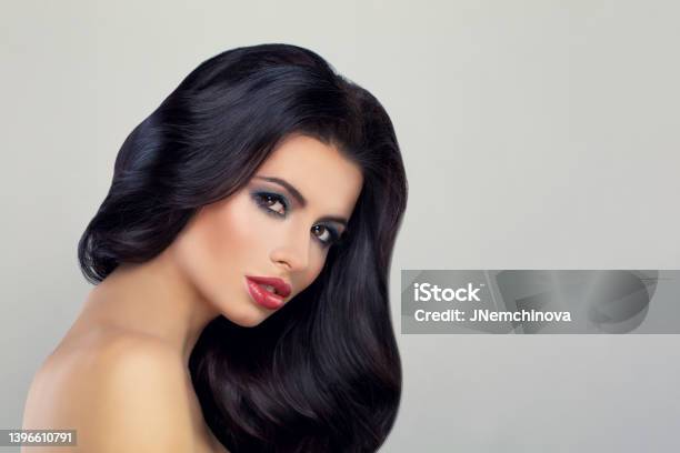 Wanita Model Cantik Dengan Rambut Panjang Lurus Berwarna Coklat