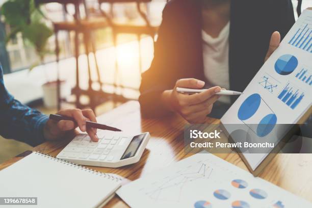 Tim Bisnis Menganalisis Grafik Pendapatan Dan Grafik Dengan Komputer