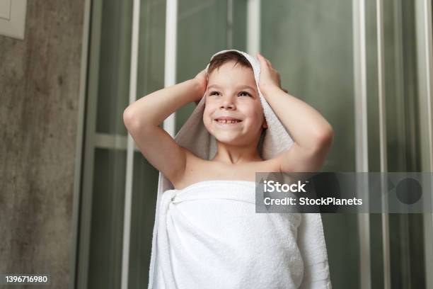 Chico Feliz Secándose Con Una Toalla Después De La Ducha Foto De Stock