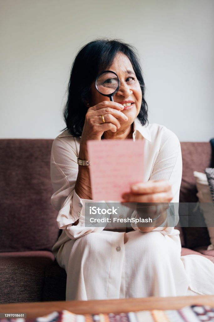 Wanita Asia Membaca Menggunakan Kaca Pembesar Foto Stok - Unduh Gambar ... Wanita Asia Membaca Menggunakan Kaca Pembesar Foto Stok - Unduh Gambar ...