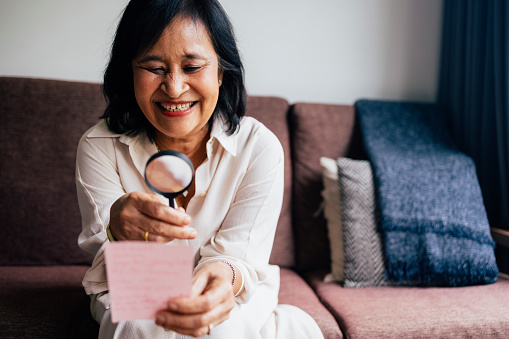 Wanita Asia Membaca Menggunakan Kaca Pembesar Foto Stok - Unduh Gambar ... Wanita Asia Membaca Menggunakan Kaca Pembesar Foto Stok - Unduh Gambar ...