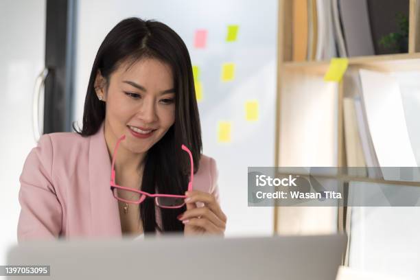 Pengusaha Atau Sekretaris Asia Yang Menawan Di Kantor Tersenyum Bahagia ... Pengusaha Atau Sekretaris Asia Yang Menawan Di Kantor Tersenyum Bahagia ...