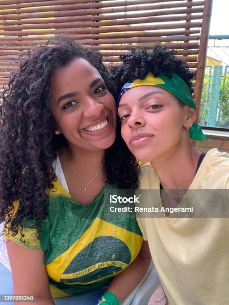 Potret Pasangan Lesbian Dengan Pakaian Pemandu Sorak Sepak Bola Brasil ... Potret Pasangan Lesbian Dengan Pakaian Pemandu Sorak Sepak Bola Brasil ...