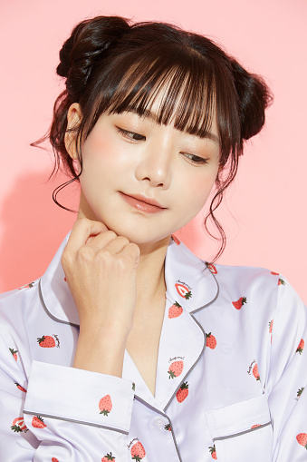 Cute Portrait Of Young Asian Woman In Pajamas On Pink Background 照片檔及更多