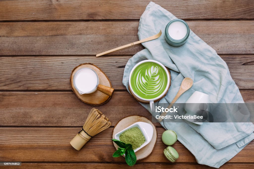 Teh Matcha Hijau Dalam Cangkir Putih Bubuk Teh Dan Sendok Kayu Minuman ... Teh Matcha Hijau Dalam Cangkir Putih Bubuk Teh Dan Sendok Kayu Minuman ...