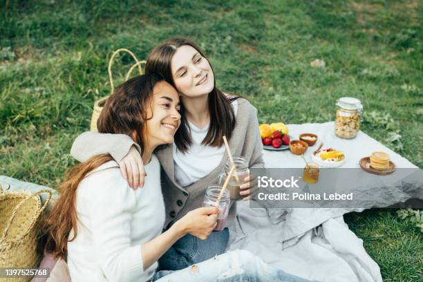 Dua Wanita Muda Yang Bahagia Sedang Piknik Di Taman Foto Stok - Unduh ... Dua Wanita Muda Yang Bahagia Sedang Piknik Di Taman Foto Stok - Unduh ...