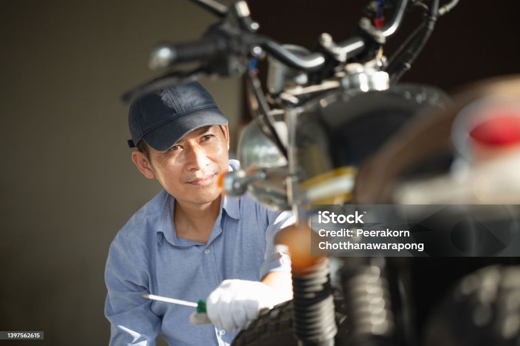 Mekanik Memegang Obeng Dan Melihat Sepeda Motor Pria Memperbaiki Sepeda