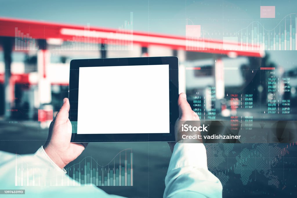 Pria Memegang Tablet Mockup Dengan Layar Putih Di Pompa Bensin Latar