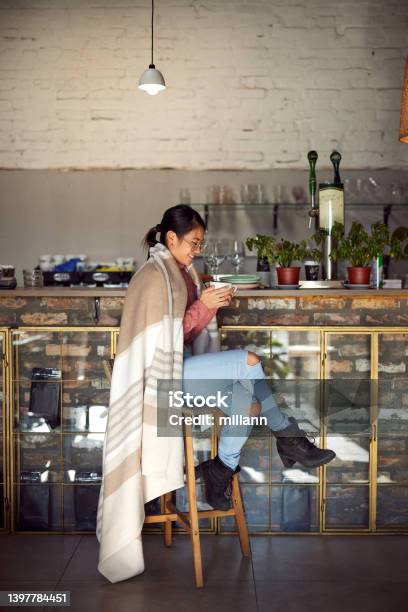 Seorang Gadis Multikultural Yang Bahagia Duduk Di Bar Dan Minum Kopinya ... Seorang Gadis Multikultural Yang Bahagia Duduk Di Bar Dan Minum Kopinya ...