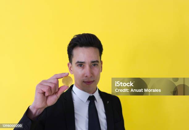 Pria Bule Berpakaian Jas Memegang Koin Emas Dengan Tangan Kanannya
