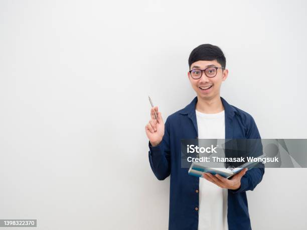 Pemuda Asia Berkacamata Ceria Mendapatkan Ide Senyum Pena Titik Muka ... Pemuda Asia Berkacamata Ceria Mendapatkan Ide Senyum Pena Titik Muka ...