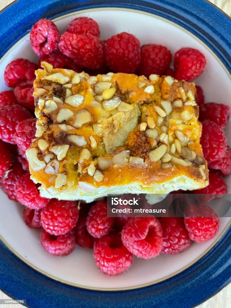 Gambar Closeup Sepotong Kue Apel Yang Disajikan Di Atas Tumpukan Buah Musim Panas Raspberry