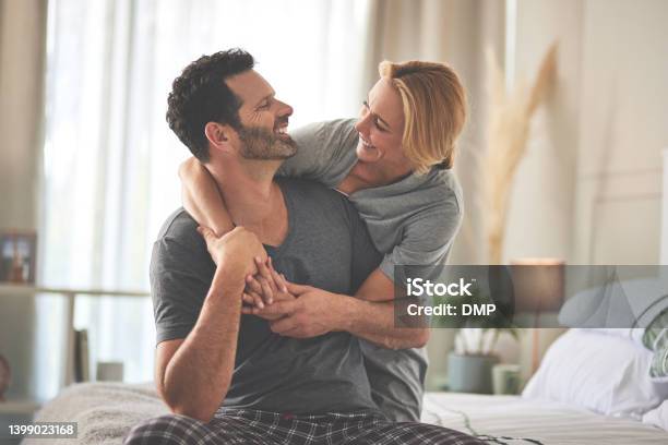Photo Libre De Droit De Un Couple Qui Sembrasse Dans Son Lit À La Maison Un Homme Et Une Femme