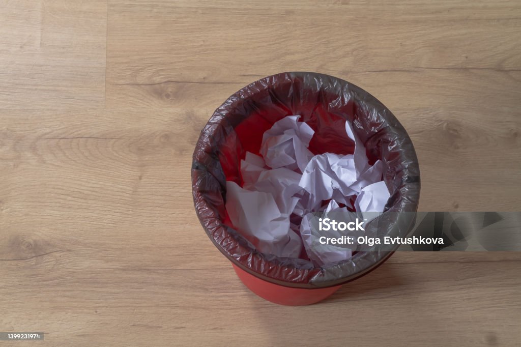 Kertas Putih Kusut Dibuang Ke Tempat Sampah Merah Seperti Sampah Di ... Kertas Putih Kusut Dibuang Ke Tempat Sampah Merah Seperti Sampah Di ...