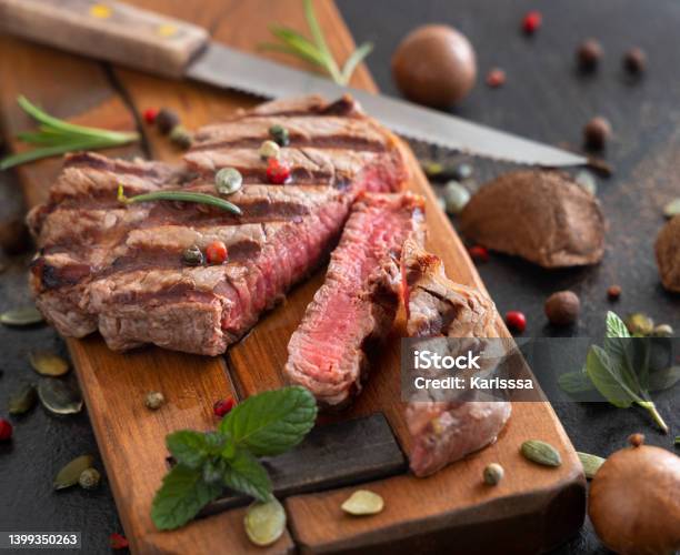 Steak Fillet Daging Sapi Panggang Dengan Bumbu Dan Rempahrempah Di Atas