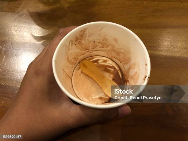 Foto Wadah Es Krim Gelato Kosong Dan Sendok Kayu Foto Stok Unduh Gambar Sekarang Adiboga