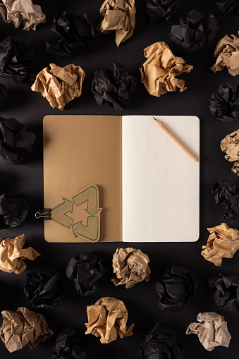 Notepad Atau Notebook Dan Bola Kertas Kusut Pada Tekstur Latar Belakang ... Notepad Atau Notebook Dan Bola Kertas Kusut Pada Tekstur Latar Belakang ...