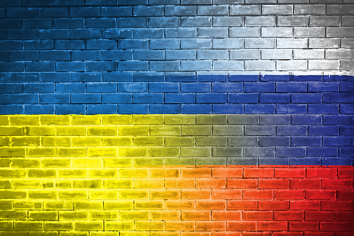 Ukraina I Rosja Flaga Na Ceglanym Murze Stosunki Dyplomatyczne Między ... Ukraina I Rosja Flaga Na Ceglanym Murze Stosunki Dyplomatyczne Między ...