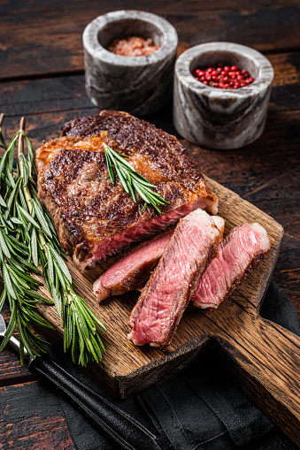 Irisan Dan Panggang Tulang Rusuk Mata Steak Ribeye Daging Sapi Marmer