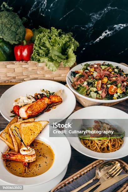 Meja Yang Penuh Dengan Foto Stok Makanan Barat Resolusi Tinggi Foto Stok Unduh Gambar Sekarang