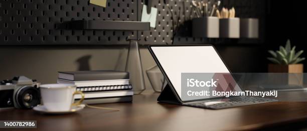 Mockup Layar Kosong Tablet Dengan Dudukan Keyboard Di Atas Meja Ruang