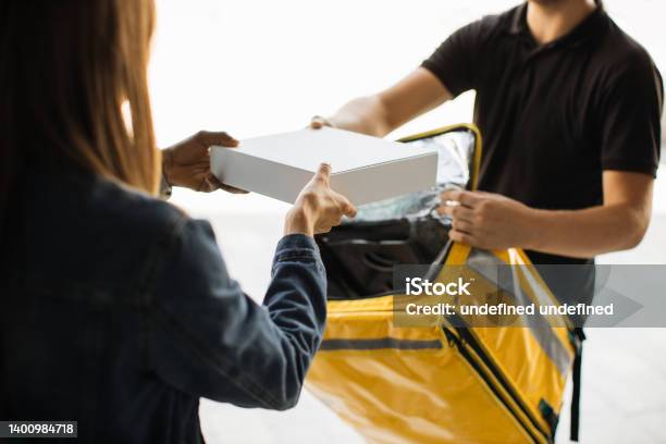 Tampilan Yang Dipotong Dari Kurir Yang Menarik Mengirimkan Paket Ke ... Tampilan Yang Dipotong Dari Kurir Yang Menarik Mengirimkan Paket Ke ...