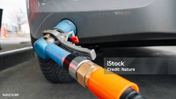 Mengisi Bensin Mobil Pompa Bahan Bakar Gas Di Stasiun Minyak Bensin