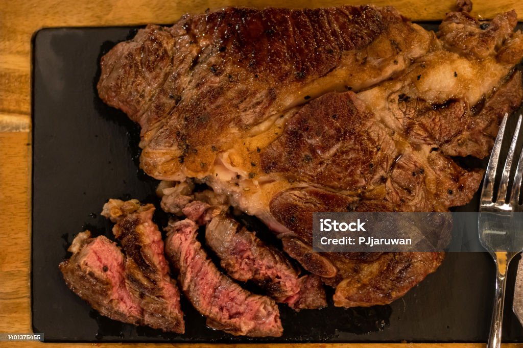 Steak Daging Marmer Panggang Chuck Eye Roll Disajikan Di Piring Hitam
