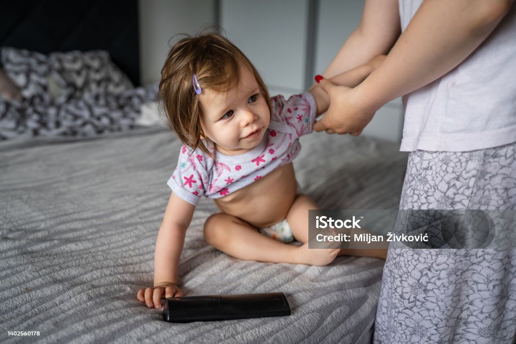 Stock Fotografie Jedna Malá Kavkazská Dívka Batole Sedící Na Posteli