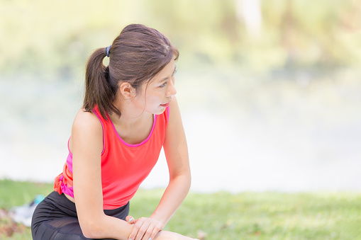 Photo Libre De Droit De Femme Fitness Étirant Les Muscles Avant
