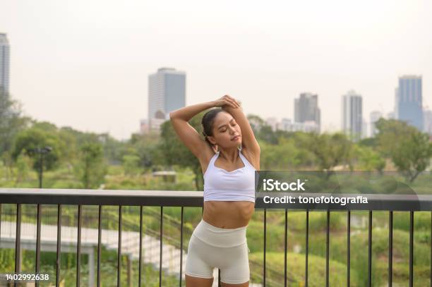 Photo Libre De Droit De Une Jeune Femme De Fitness En Tenue De Sport