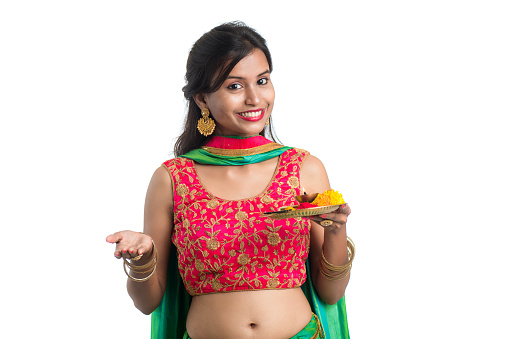 Schönes Indisches Junges Mädchen Das Pooja Thali Hält Oder Auf Weißem