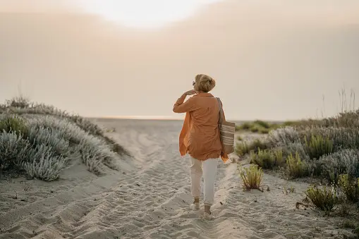30 000 Woman Walking On Beach Pictures Download Free Images On Unsplash