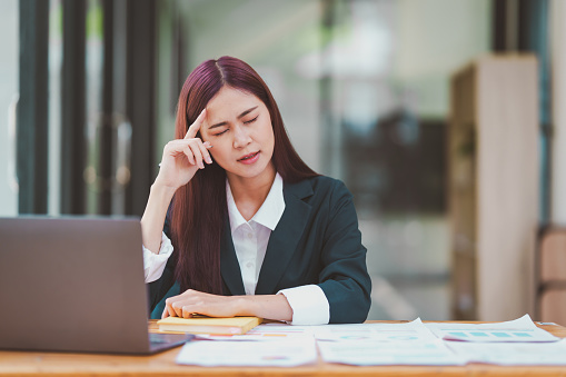 Konsep Pajak Audit Keuangan Bisnis Potret Wanita Bisnis Asia Khawatir ... Konsep Pajak Audit Keuangan Bisnis Potret Wanita Bisnis Asia Khawatir ...