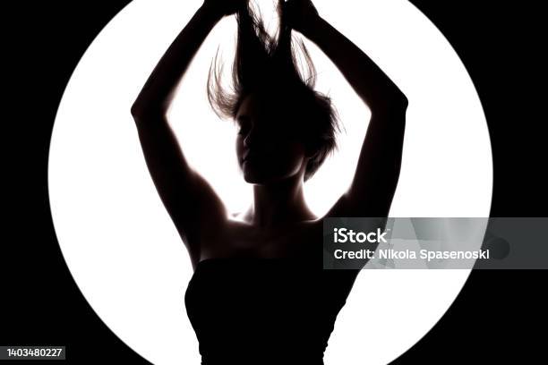 Potret Siluet Seorang Gadis Dengan Rambut Pendek Dan Tangan Ke Atas