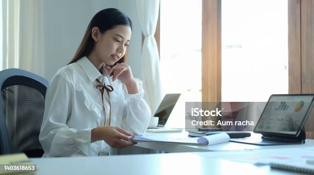 Potret Pengusaha Wanita Yang Duduk Di Meja Kantor Dan Memeriksa Dokumen ... Potret Pengusaha Wanita Yang Duduk Di Meja Kantor Dan Memeriksa Dokumen ...