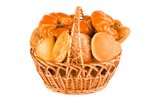 Roti Dan Kuekue Manis Dalam Keranjang Anyaman Yang Diisolasi Di Atas ... Roti Dan Kuekue Manis Dalam Keranjang Anyaman Yang Diisolasi Di Atas ...