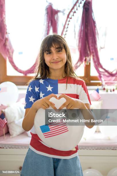 Gadis Kecil Yang Cantik Dengan Rambut Coklat Panjang Dengan Balon ... Gadis Kecil Yang Cantik Dengan Rambut Coklat Panjang Dengan Balon ...
