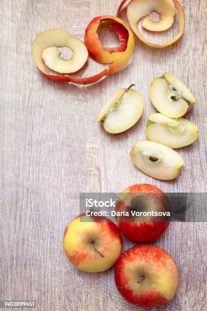 Apel Potong Merah Dan Kupas Di Atas Latar Belakang Meja Kayu Latar Belakang Buah Segar Dengan