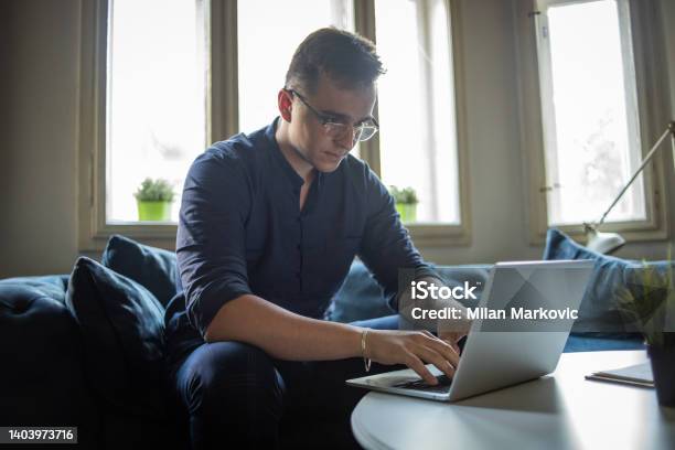 Pekerjaan Online Memberi Saya Kesempatan Untuk Bekerja Dari Mana Pun ... Pekerjaan Online Memberi Saya Kesempatan Untuk Bekerja Dari Mana Pun ...