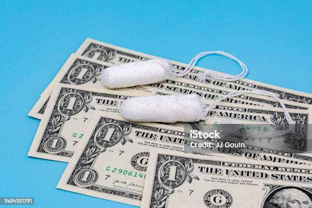 Tampon Dan Uang Tunai Kekurangan Tampon Pajak Pajak Merah Muda Dan ... Tampon Dan Uang Tunai Kekurangan Tampon Pajak Pajak Merah Muda Dan ...