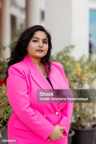 Potret Seorang Gadis Muda India Yang Cantik Menarik Dan Elegan Dengan ... Potret Seorang Gadis Muda India Yang Cantik Menarik Dan Elegan Dengan ...
