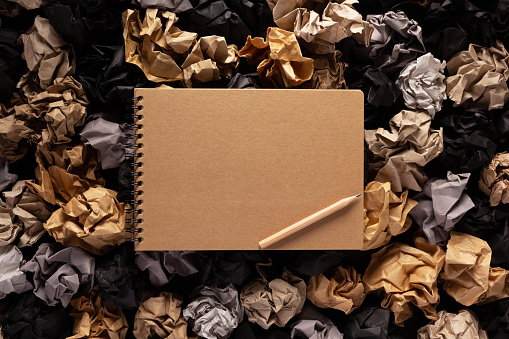 Notepad Atau Notebook Pada Bola Kertas Kusut Sebagai Tekstur Latar ... Notepad Atau Notebook Pada Bola Kertas Kusut Sebagai Tekstur Latar ...