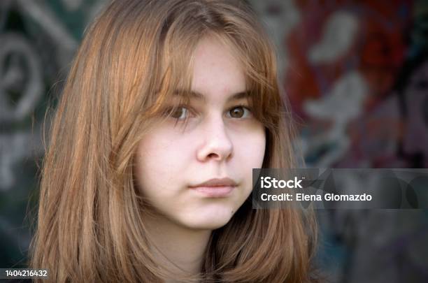 Photo Libre De Droit De Portrait Dune Jeune Fille Dans Un Bâtiment