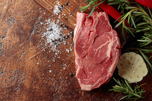Steak Daging Sapi Mentah Dengan Rosemary Bawang Putih Garam Dan Merica